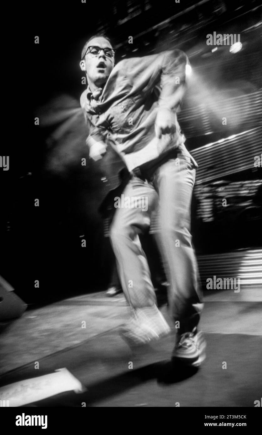 Robbie Williams Singer First Tour 1997 Robbie Williams Playing Live And Dancing With His