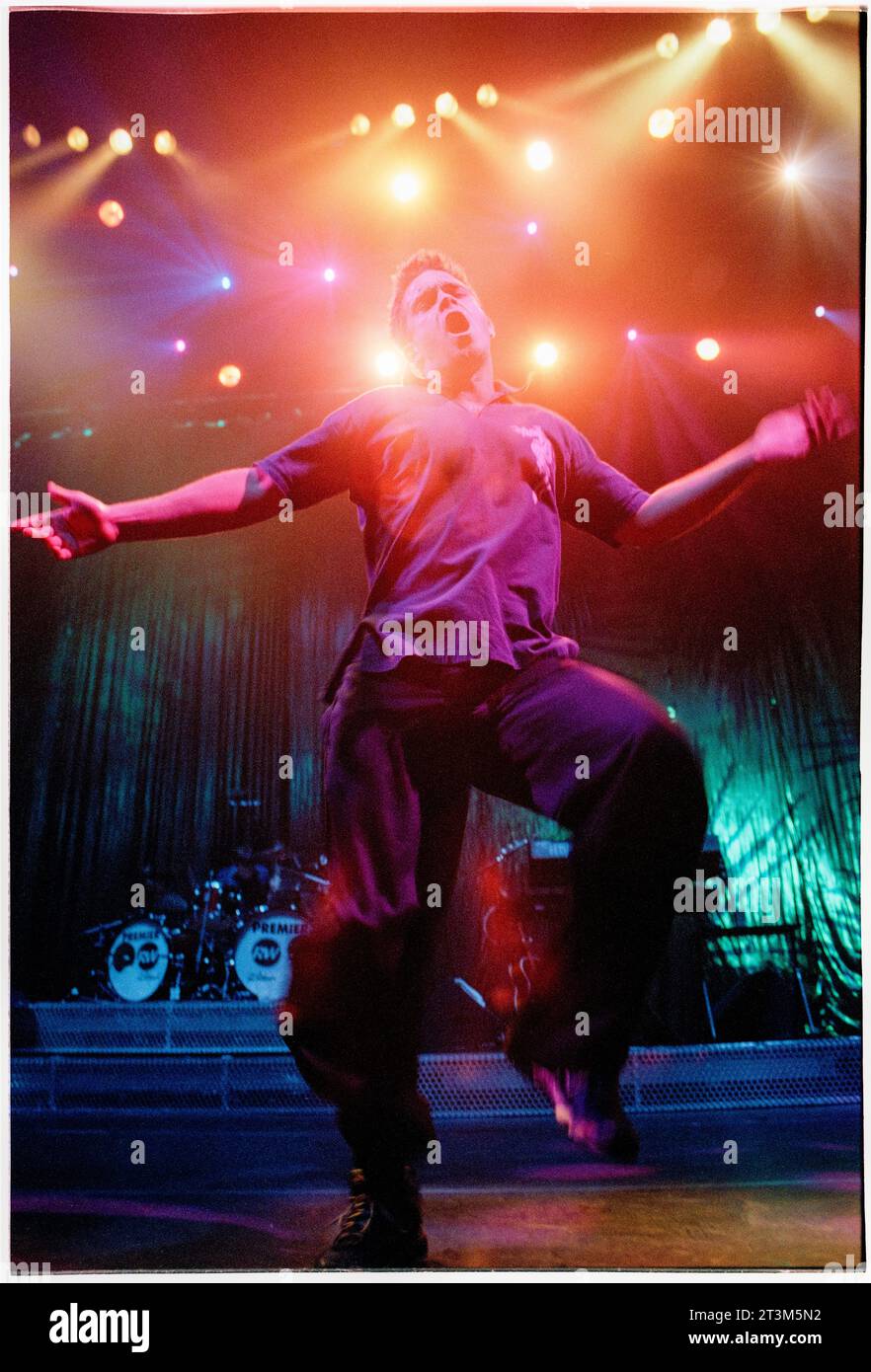 ROBBIE WILLIAMS, CARDIFF, 1999: Robbie Williams dancing on his One More ...