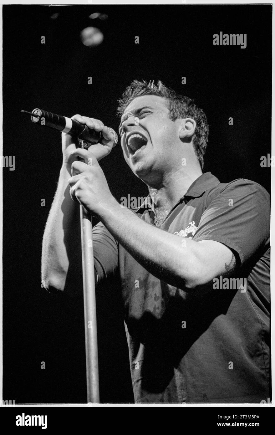 Robbie williams live 1998 hi-res stock photography and images - Alamy
