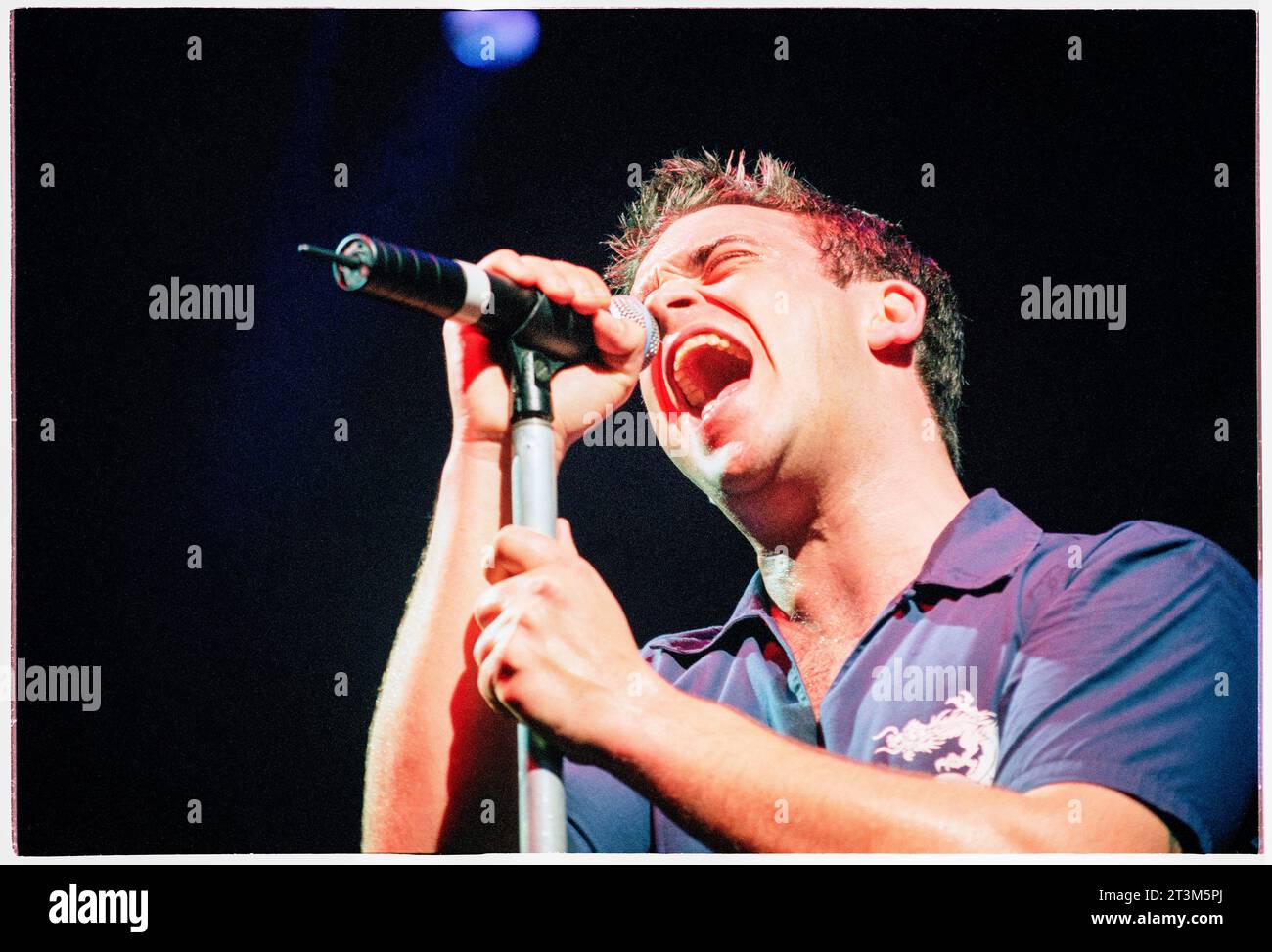 Robbie williams live 1998 hi-res stock photography and images - Alamy