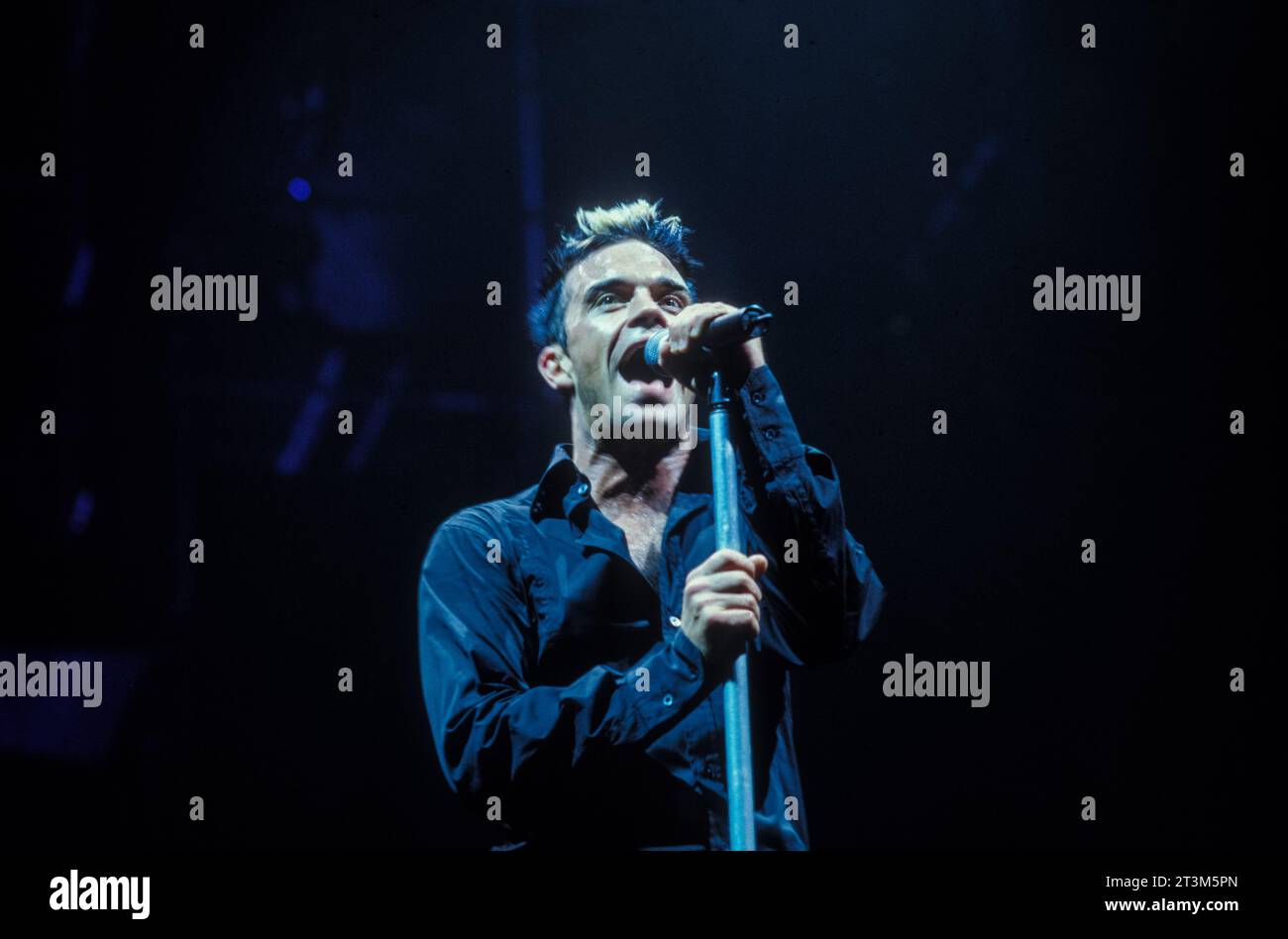 ROBBIE WILLIAMS, CARDIFF, 2001: Robbie Williams on his Weddings ...