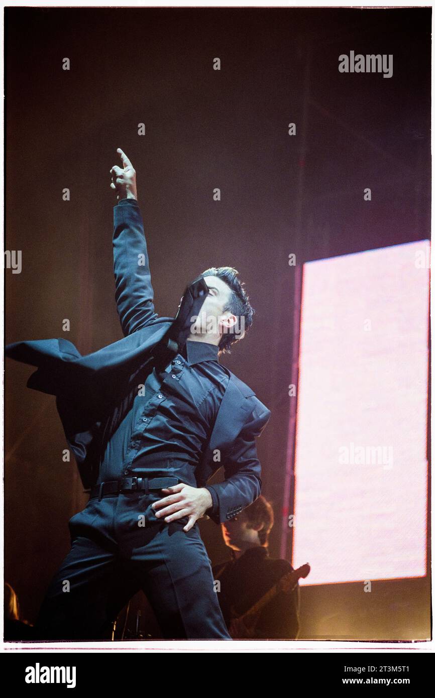 ROBBIE WILLIAMS, CARDIFF, 2001: Robbie Williams looks funny as his tie ...