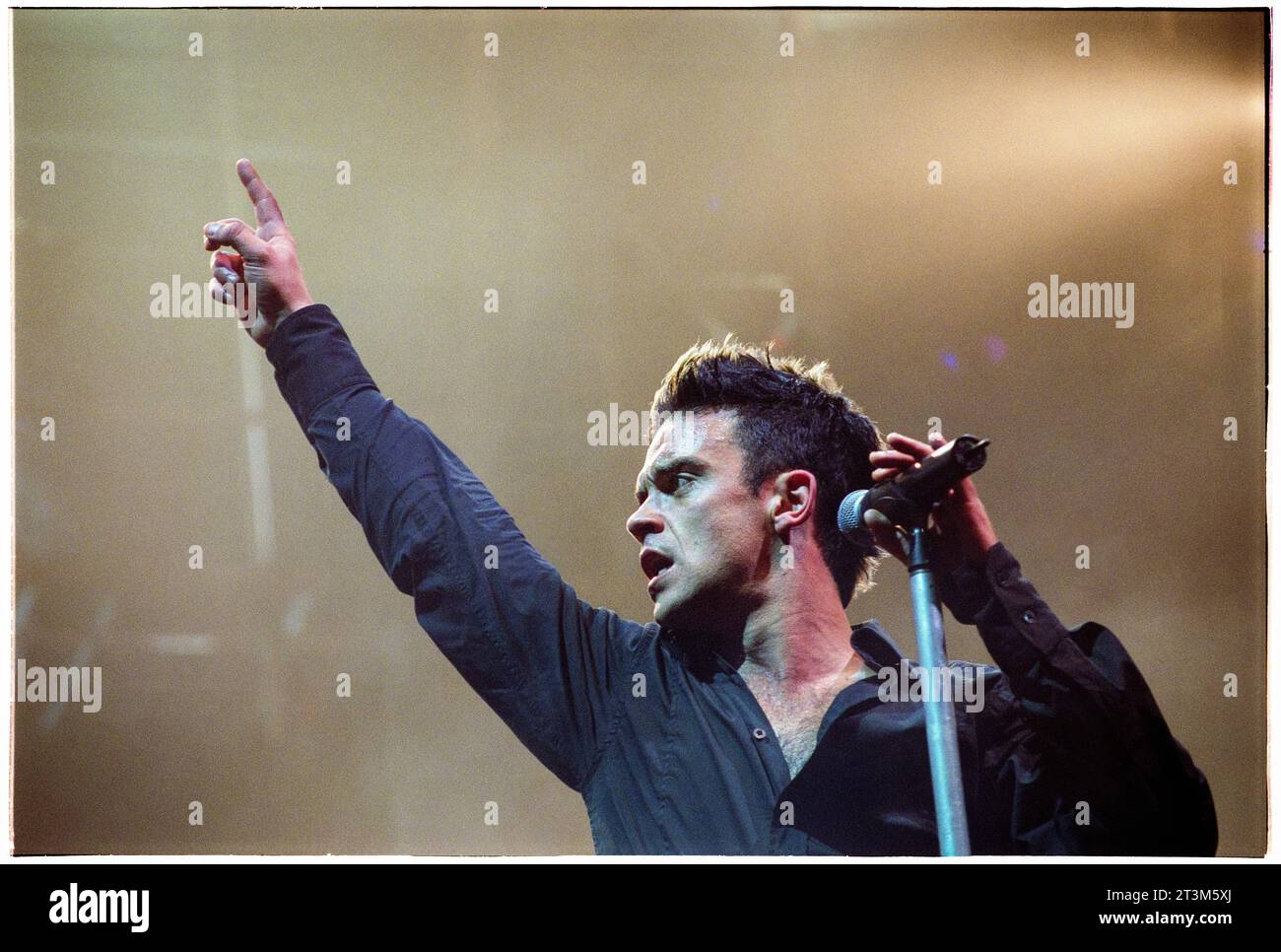 ROBBIE WILLIAMS, CARDIFF, 2001: Robbie Williams on his Weddings ...