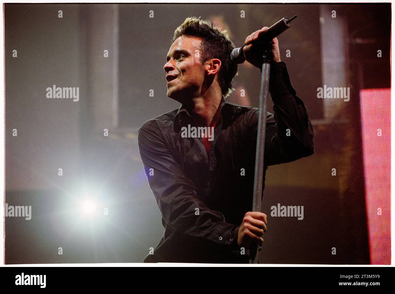 ROBBIE WILLIAMS, CARDIFF, 2001: Robbie Williams on his Weddings ...