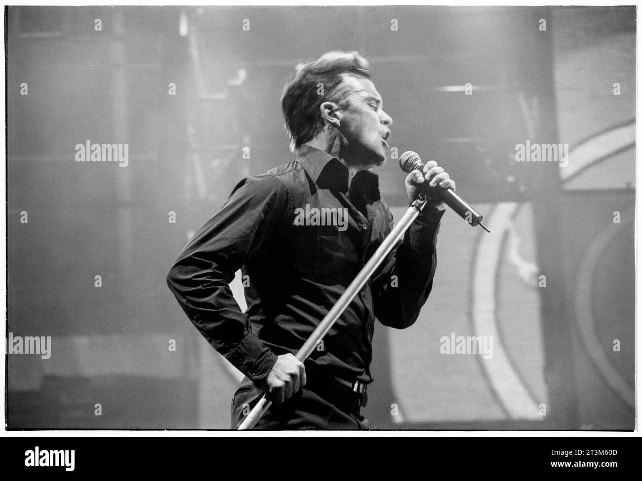 ROBBIE WILLIAMS, CARDIFF, 2001: Robbie Williams on his Weddings ...