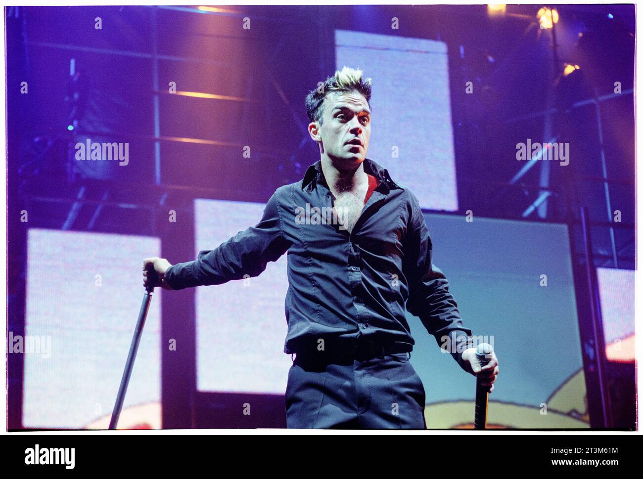 ROBBIE WILLIAMS, CARDIFF, 2001: Robbie Williams on his Weddings ...