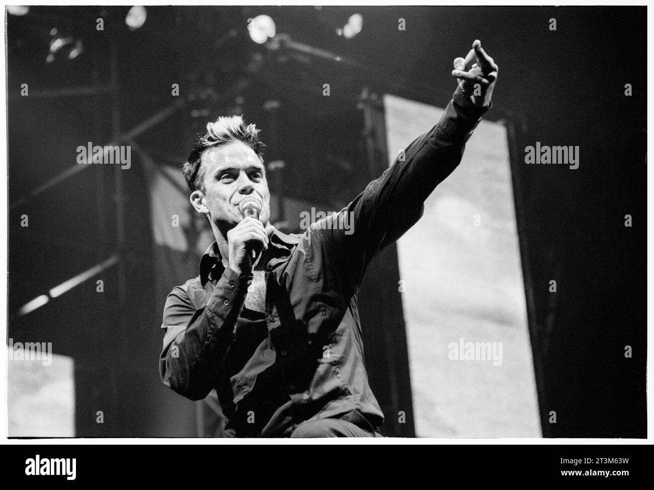 ROBBIE WILLIAMS, CARDIFF, 2001: Robbie Williams making a rude gesture ...