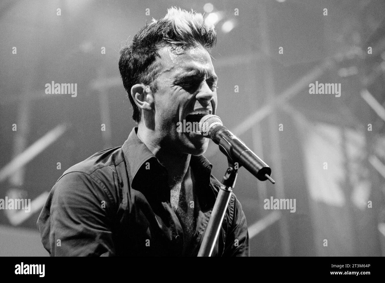 Robbie williams 2001 hi-res stock photography and images - Alamy