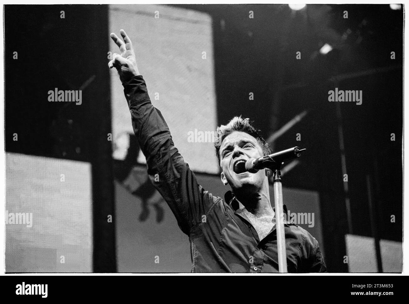 Robbie williams 2001 hi-res stock photography and images - Alamy