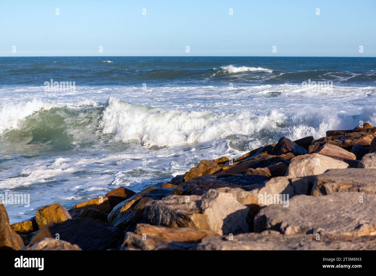 Sea waves shore hi-res stock photography and images - Alamy