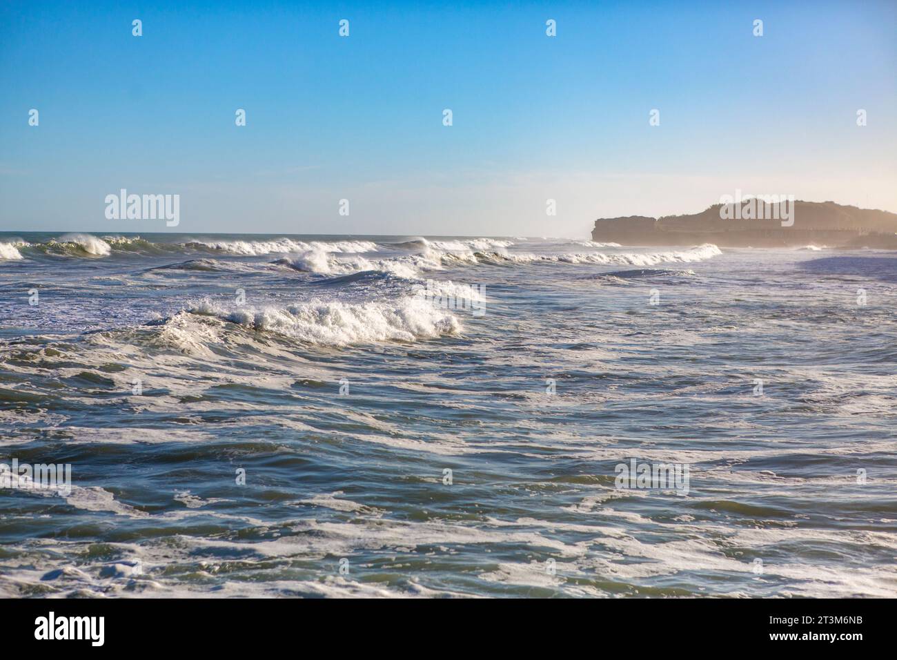 Ocean view waves splashing beach hi-res stock photography and images ...