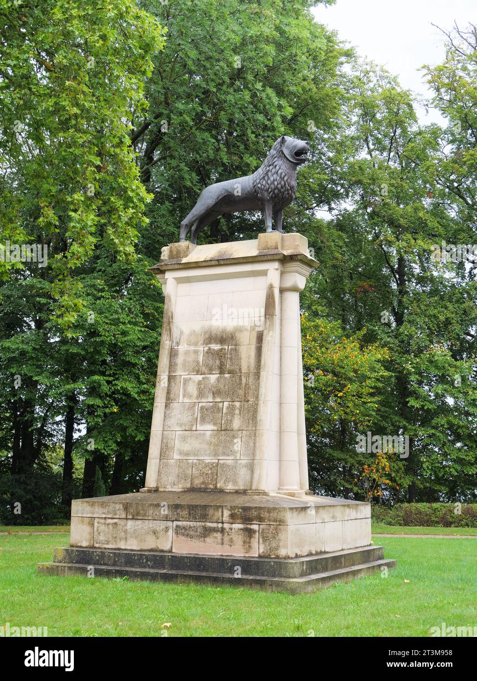 Art Nouveau bronze statue of a lion of the Duke of Mecklenburg in front ...