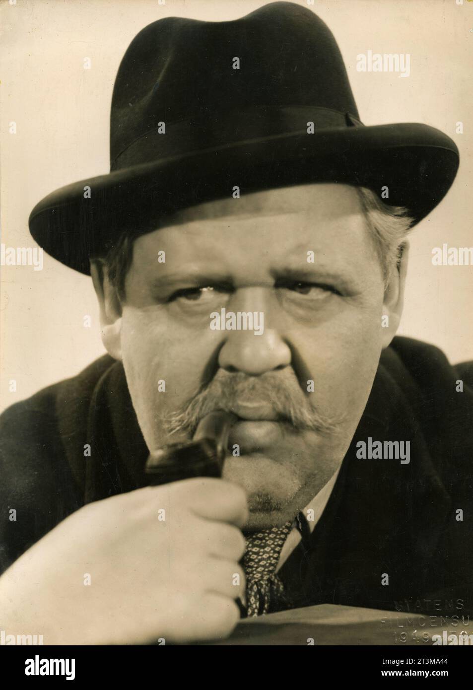Charles laughton maigret hi-res stock photography and images - Alamy