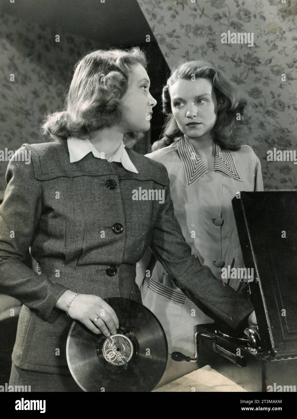 Danish actresses Grethe Holmer and Lise Thomsen in the movie Diskret ...