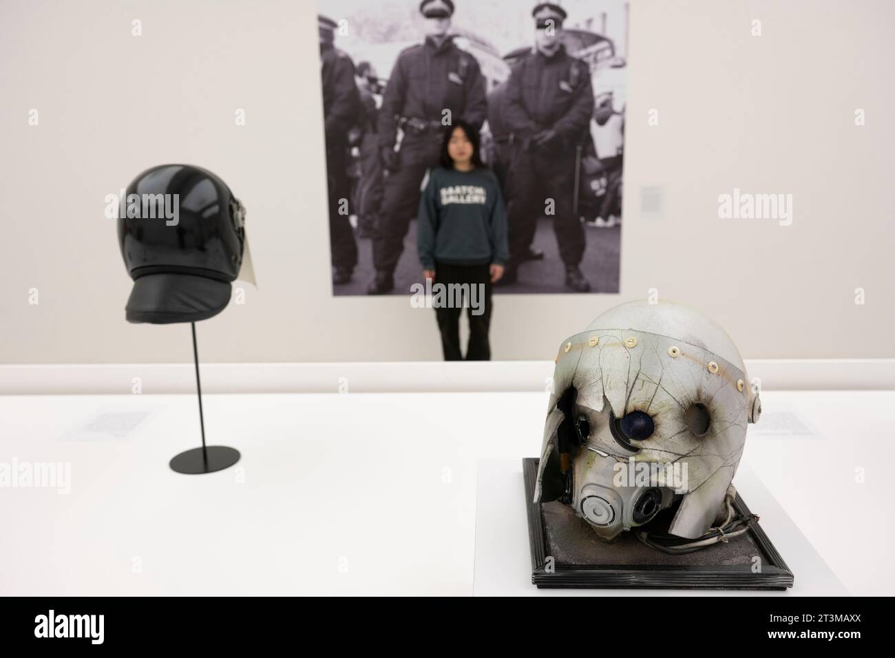 16 riot helmets from uk front line disorder operations hi-res stock ...