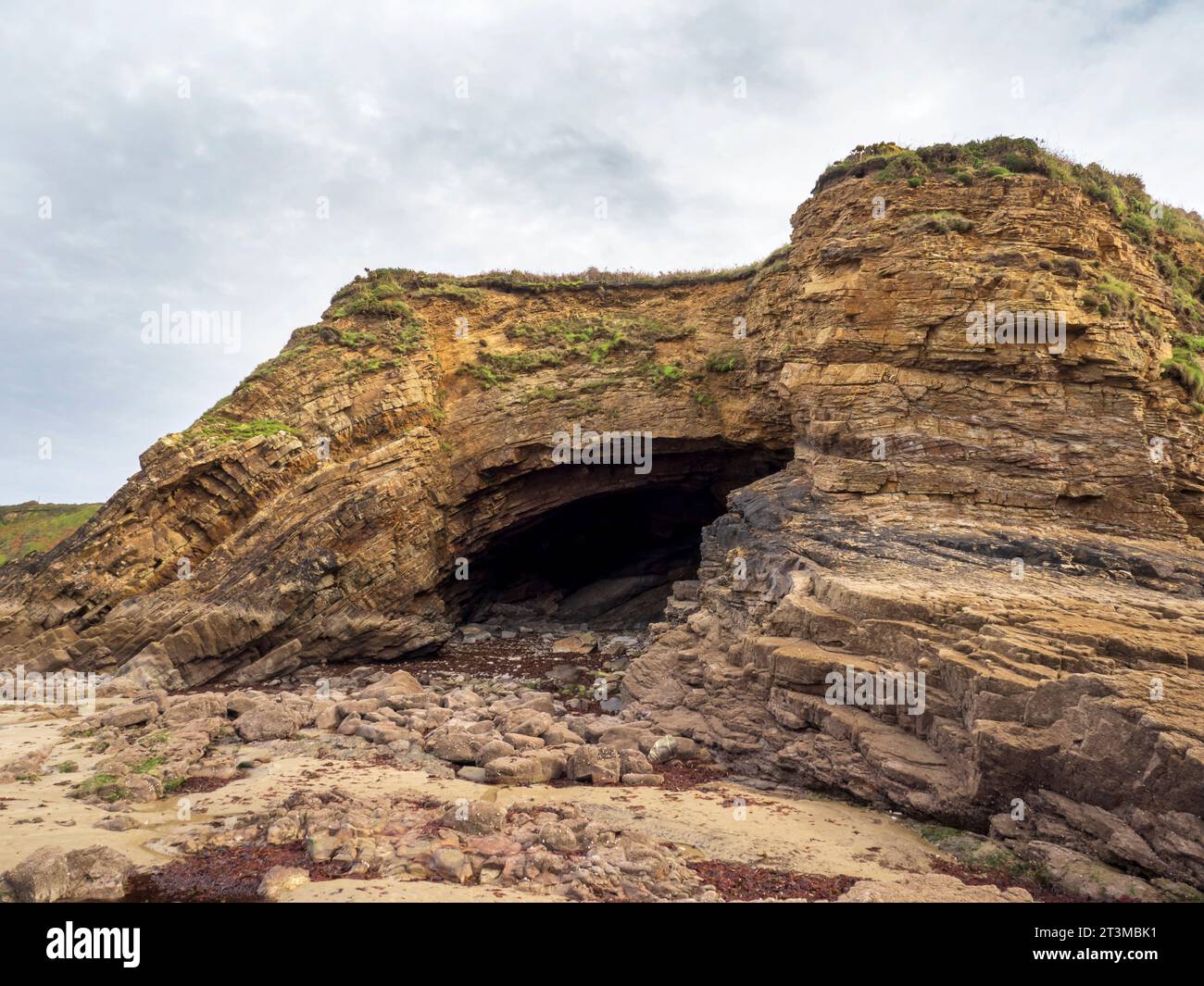 Sea cliff cave wales hi-res stock photography and images - Alamy