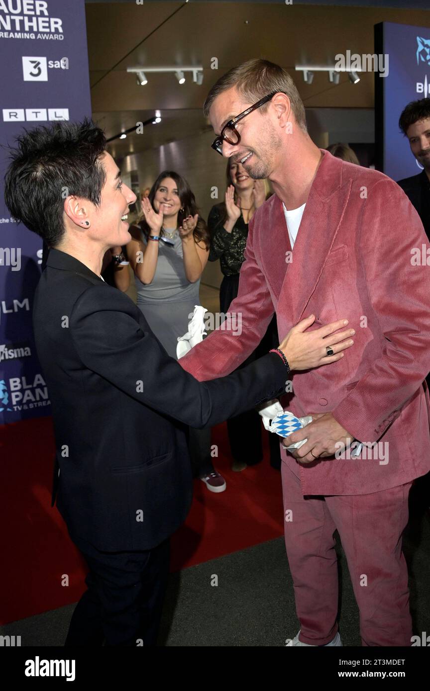 Dunja Hayali und Joko Winterscheidt bei der Verleihung vom Blauer ...