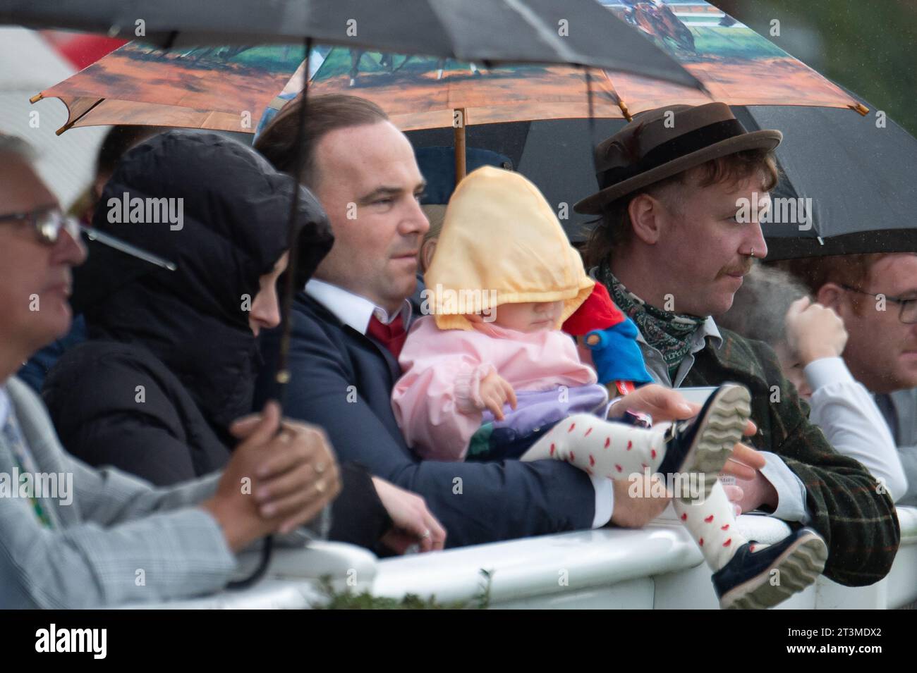Ascot, Berkshire, UK. 21st October 2023. A little girl clutches her ...