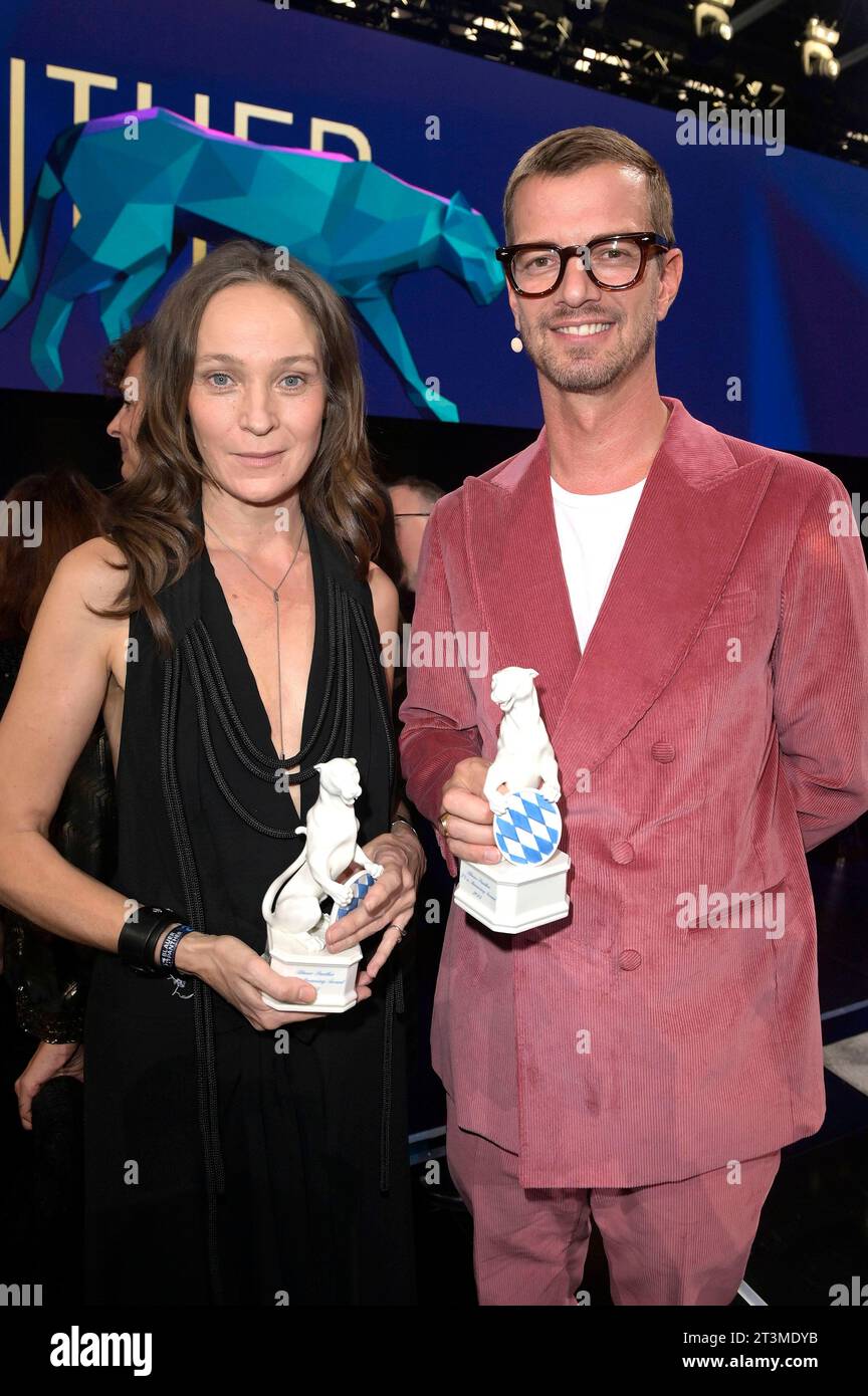 Jeanette Hain und Joko Winterscheidt bei der Verleihung vom Blauer ...