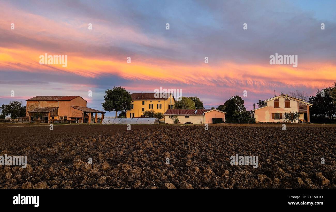 Old farm style hi-res stock photography and images - Alamy
