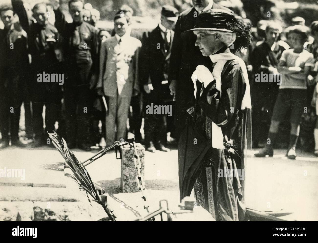 Princess Helene of Orleans Aosta praying on the tomb of Cesare Battisti ...