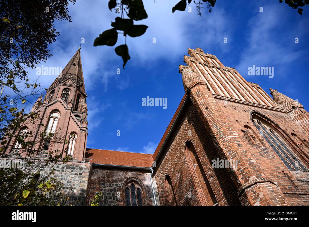 Pritzwalk, Germany. 25th Oct, 2023. The Protestant town church of St ...