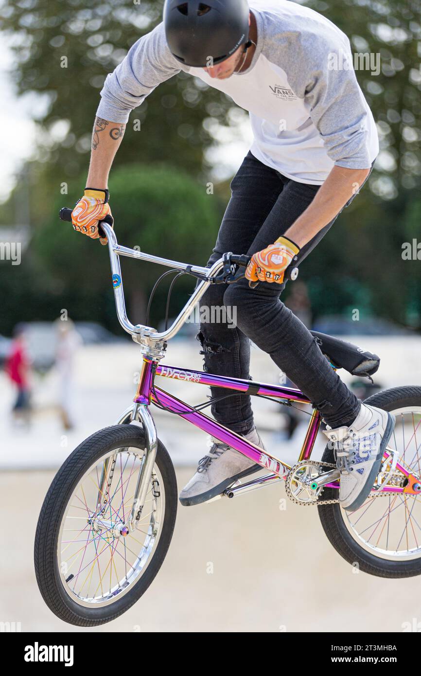Boys jumping with bikes hi-res stock photography and images - Alamy