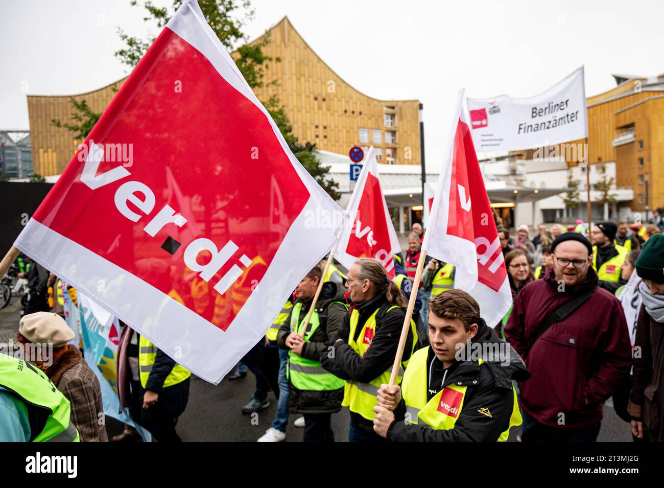Berlin, Germany. 26th Oct, 2023. Members of Verdi trade union ...