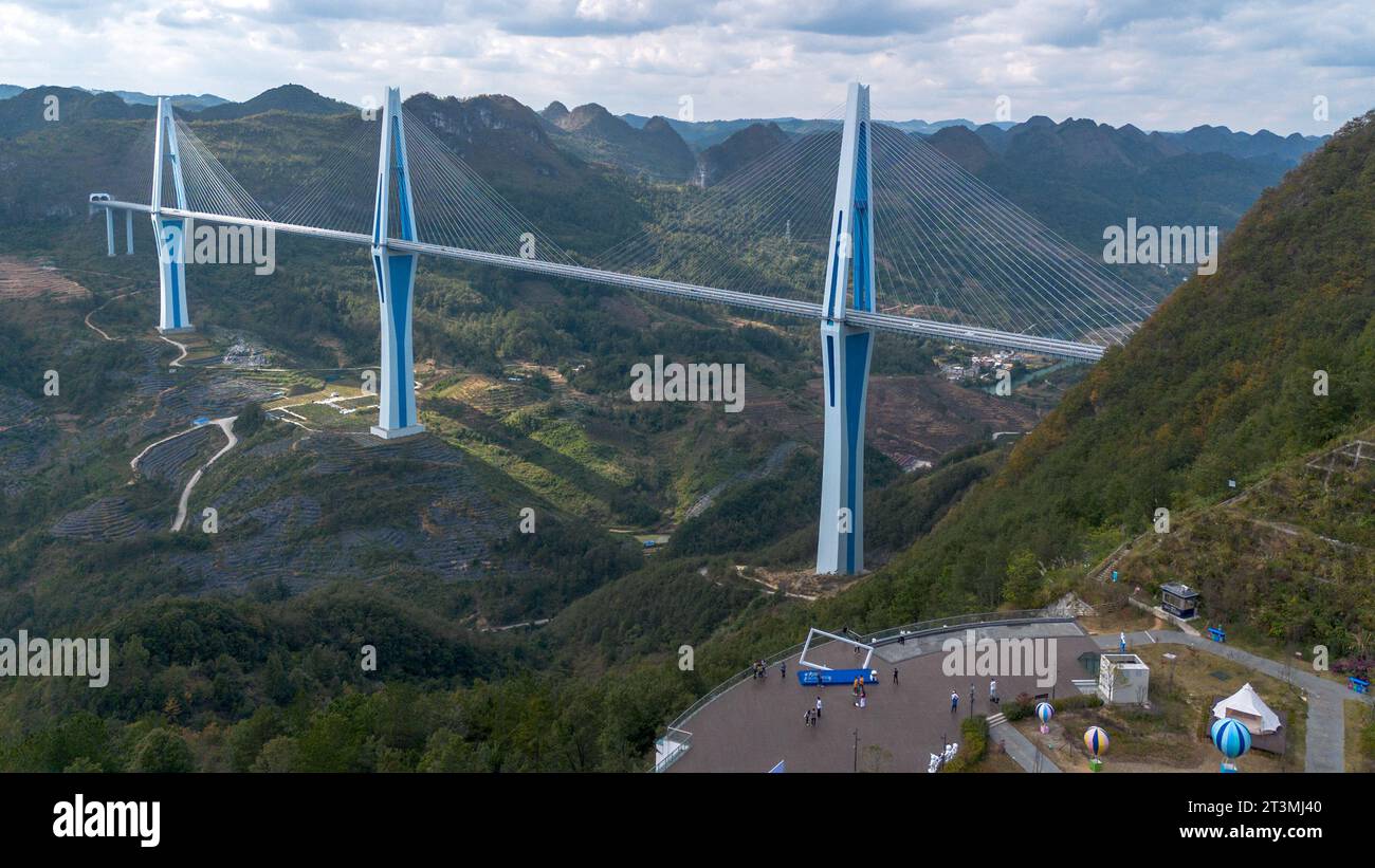 (231026) -- PINGTANG, Oct. 26, 2023 (Xinhua) -- This aerial photo taken ...