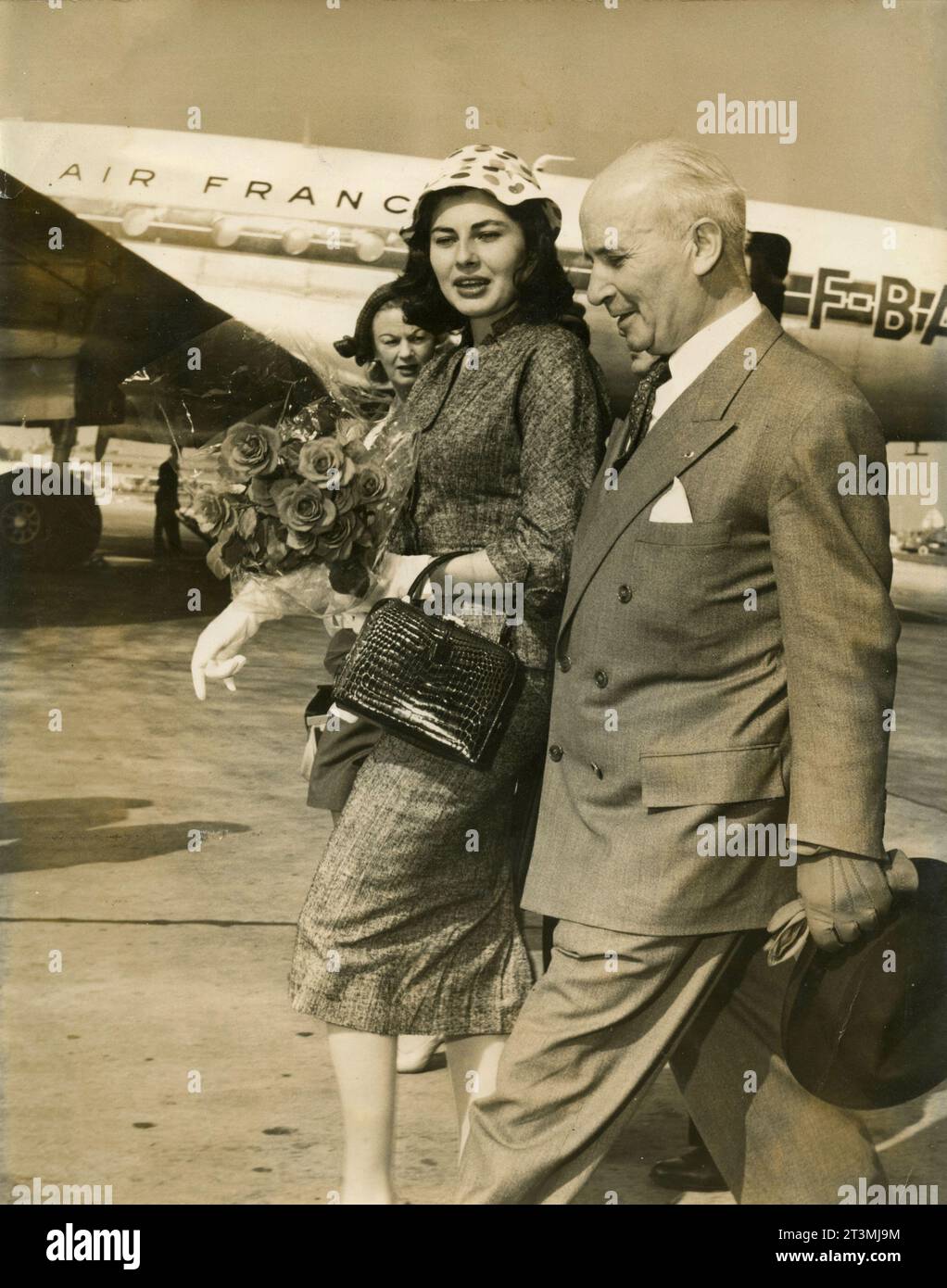 Iranian Empress Soraya arrives in Paris welcomed by chef of protocol ...