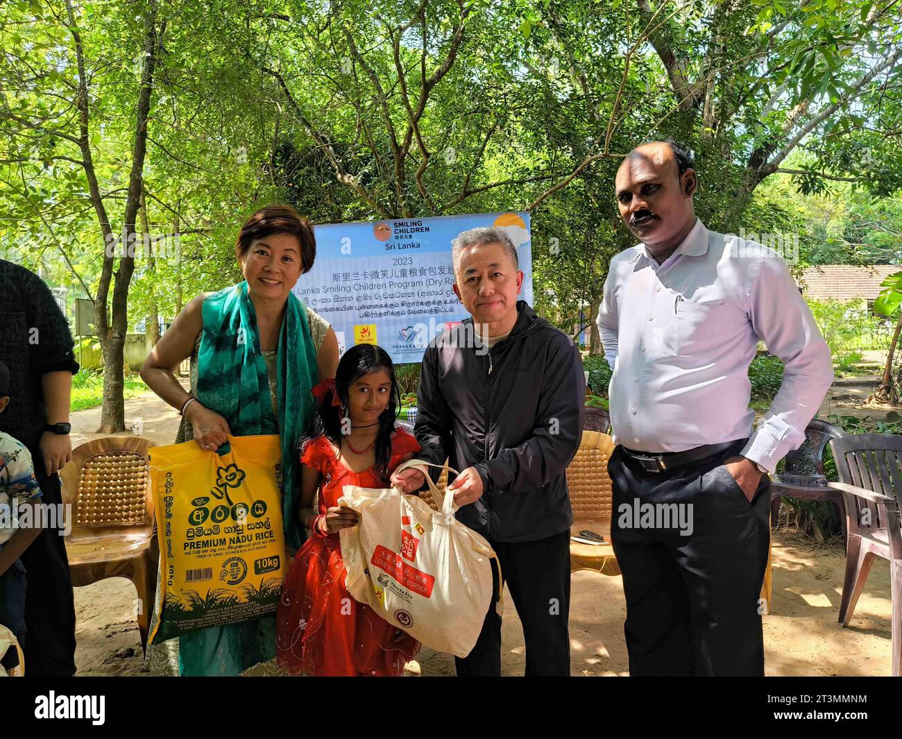 (231026) -- COLOMBO, Oct. 26, 2023 (Xinhua) -- Staff members of China ...