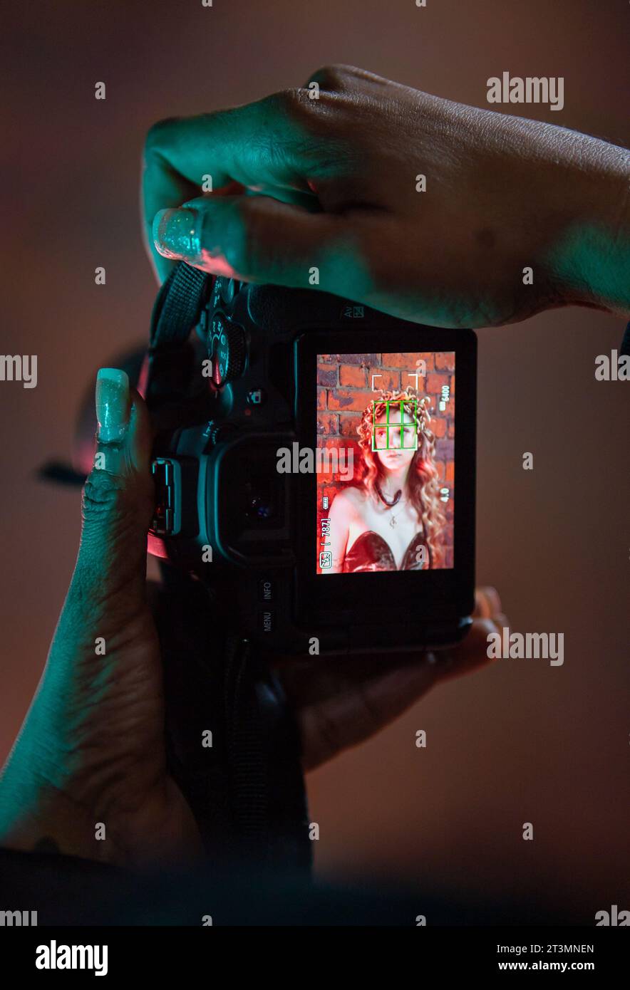 Hands holding camera hi-res stock photography and images - Alamy