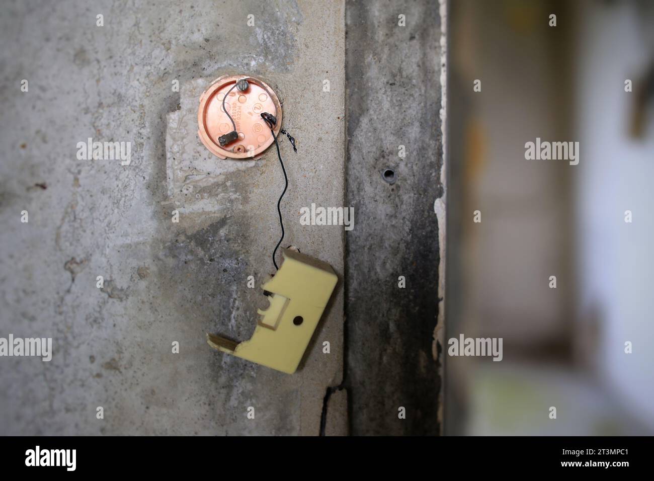 Broken light switch on a concrete wall Stock Photo - Alamy