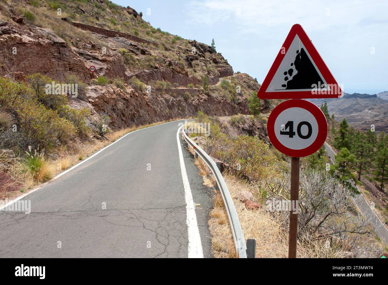 Caution falling stone warning sign hi-res stock photography and images ...