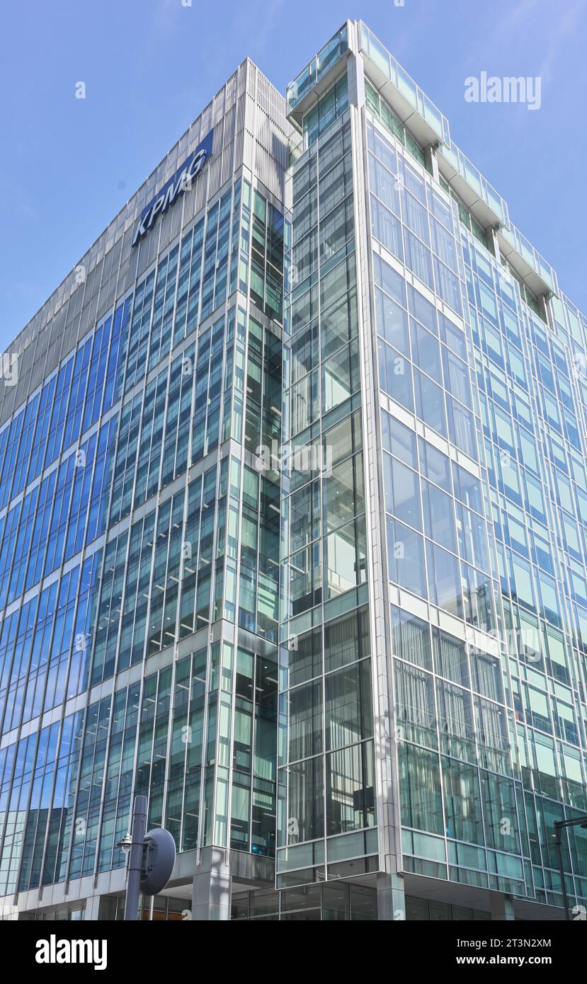 KPMG at 15 Canada Square, Canary Wharf financial district, London ...