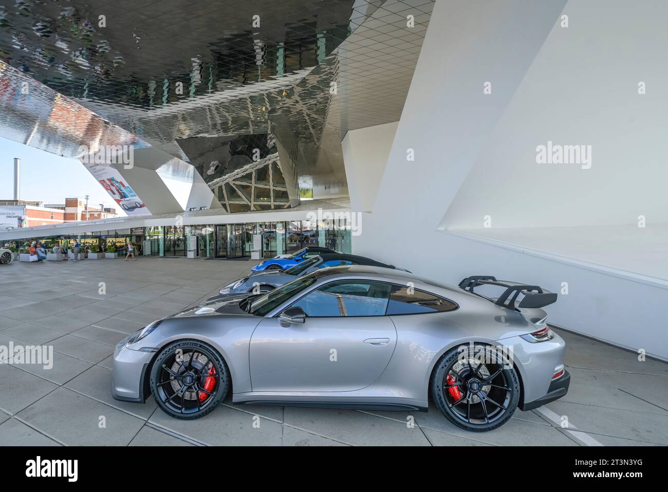 Porsche Autos parken vor dem Porschemuseum, Porscheplatz, Zuffenhausen ...