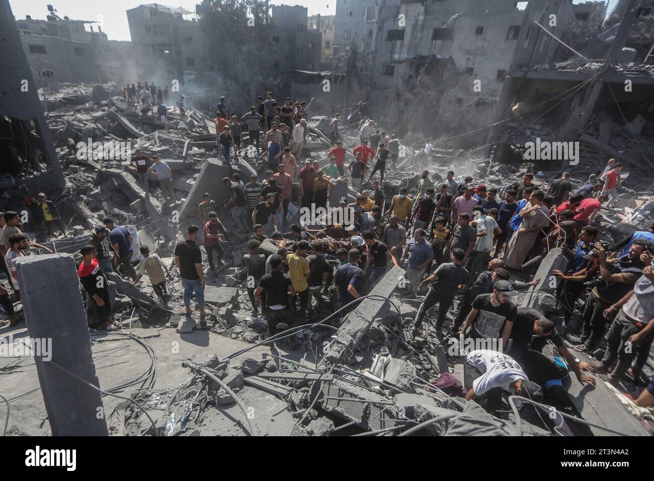 Khan Yunis, Palestinian Territories. 26th Oct, 2023. Palestinians pull ...