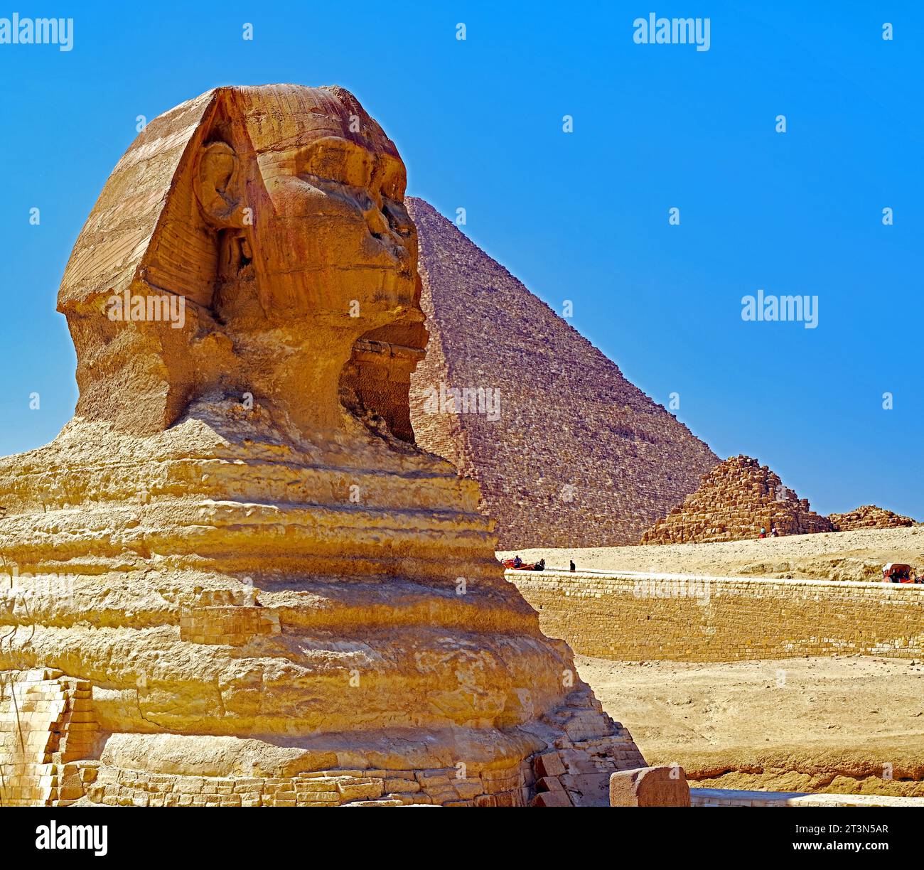 Sphynx in Giza, Egypt with Great pyramid also known as Khufu / Cheops ...