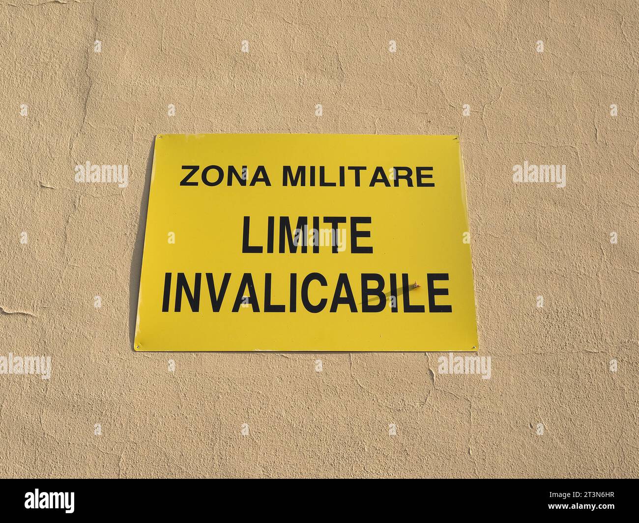 zona militare limite invalicabile translation military zone do not ...