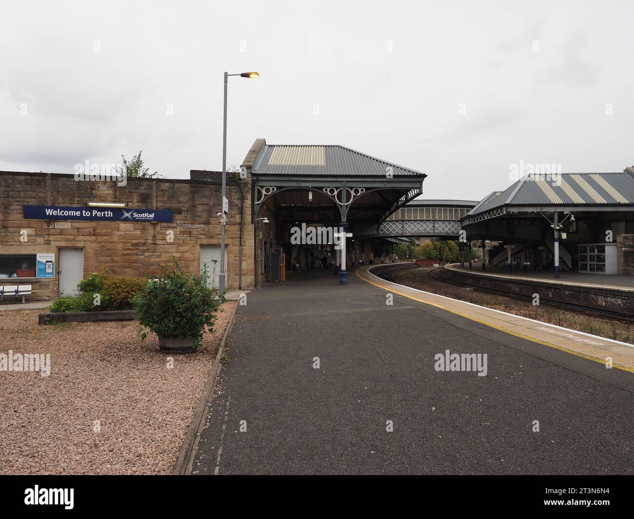 Perth railway station scotland hi-res stock photography and images - Alamy