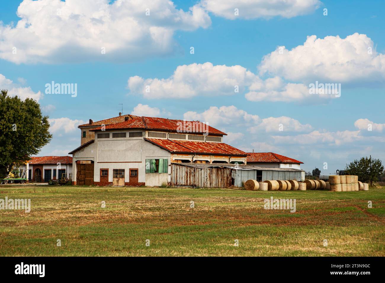 old Italian farm Stock Photo - Alamy