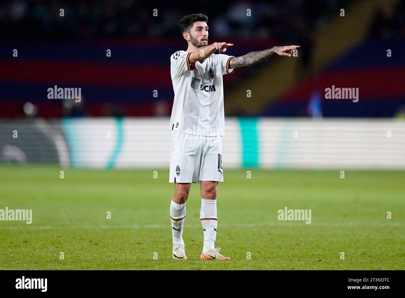 Barcelona, Spain. 25th Oct, 2023. Irakli Azarov of Shakhtar Donetsk ...