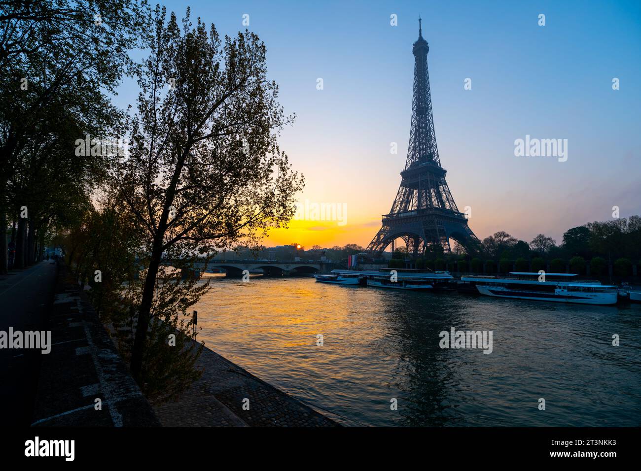 Eiffel Tower, French: Tour Eiffel, silhouette at sunrise time on sunny ...