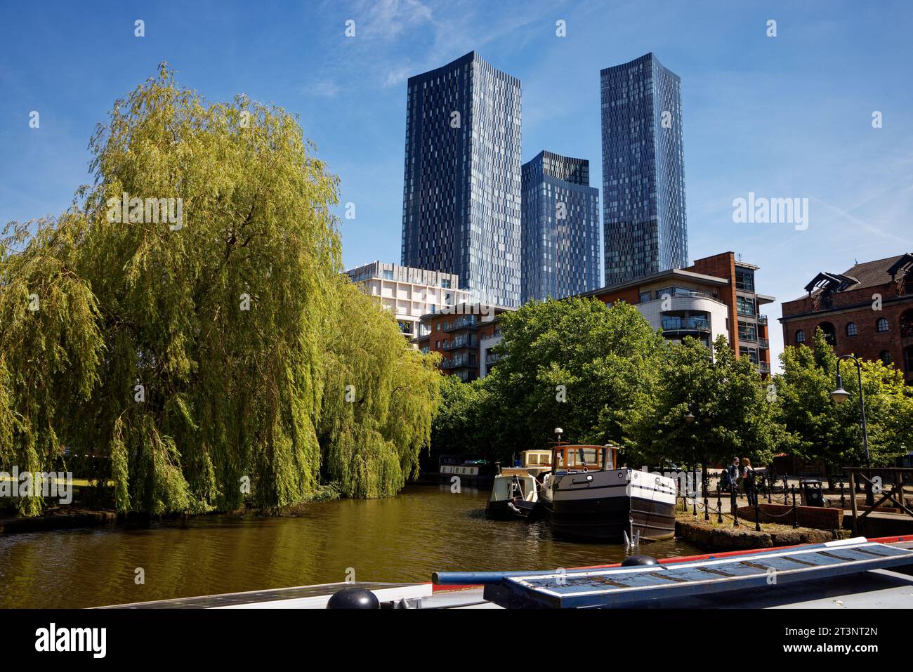 Urban canal scene in Manchester City Centre Stock Photo - Alamy