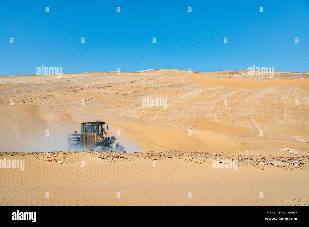 Mechanical vehicles under construction in the desert Stock Photo - Alamy