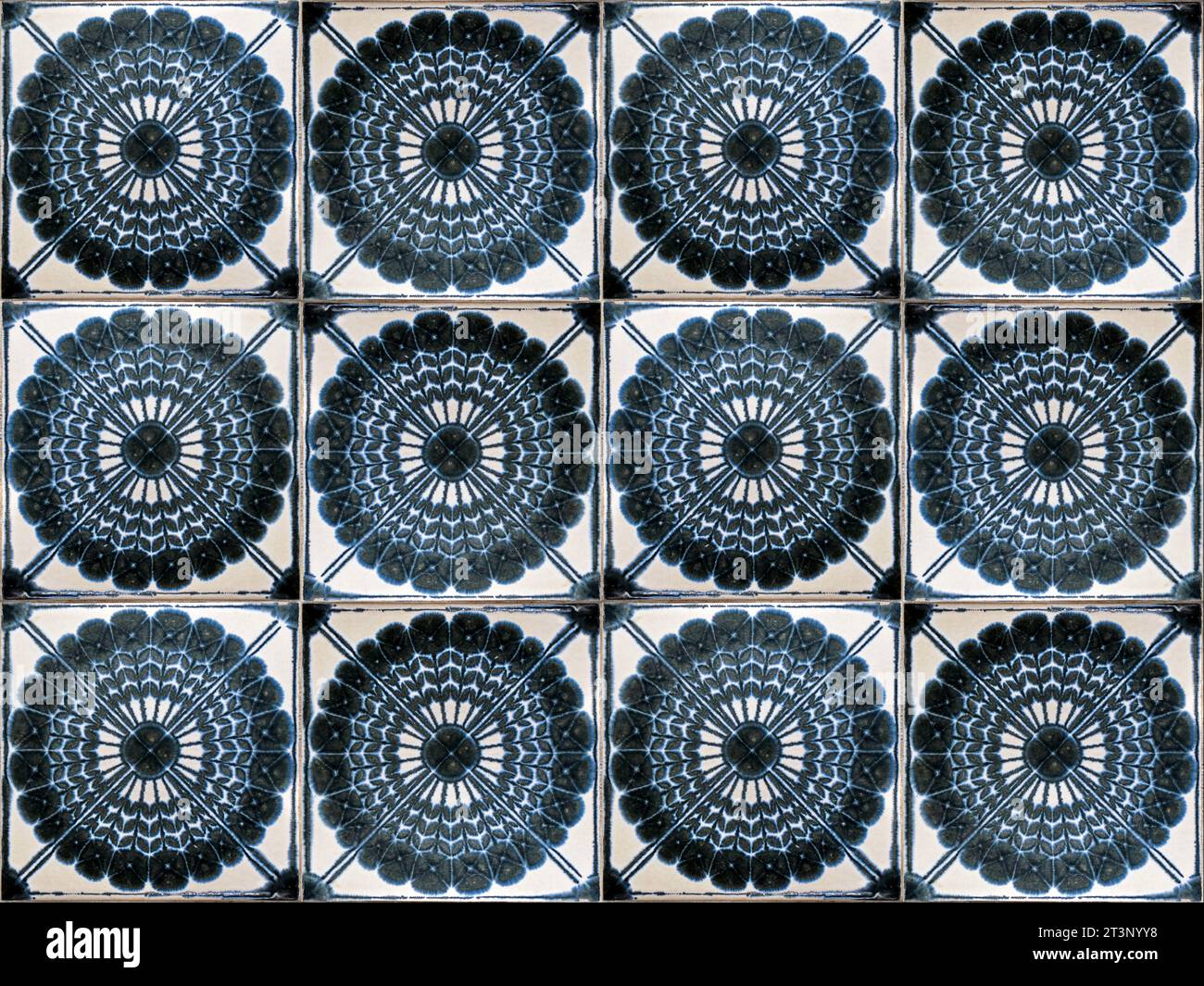 White and blue spanish tiles hi-res stock photography and images - Alamy
