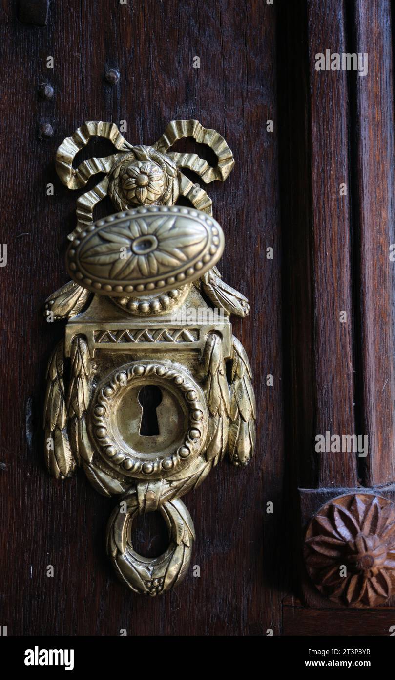 details on a keyhole wooden door Stock Photo - Alamy