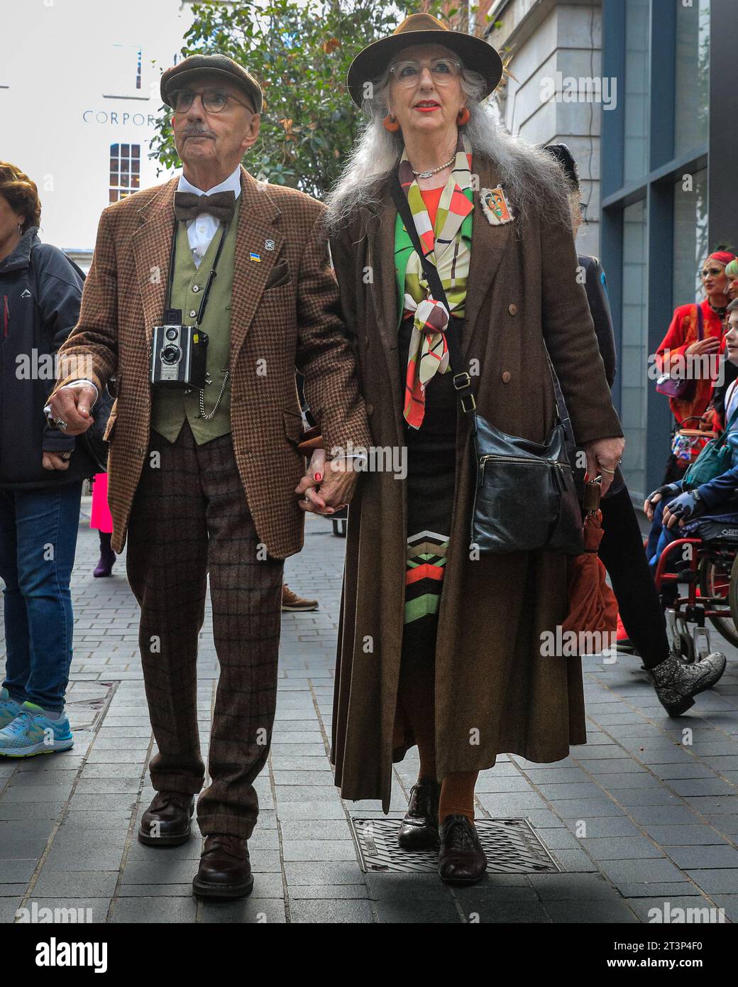 Flamboyant costume hi-res stock photography and images - Alamy