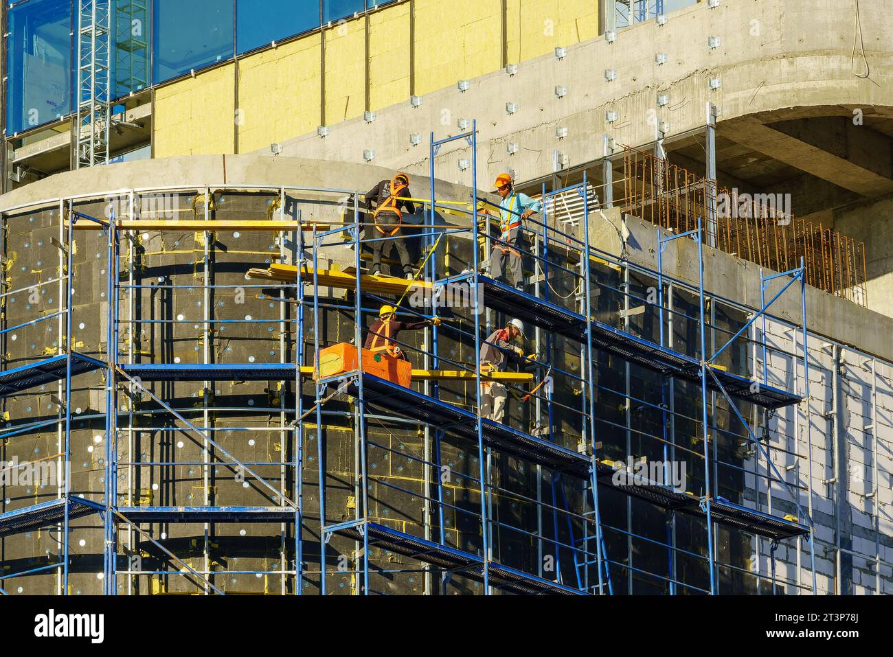 Tall cranes unfinished buildings hi-res stock photography and images ...