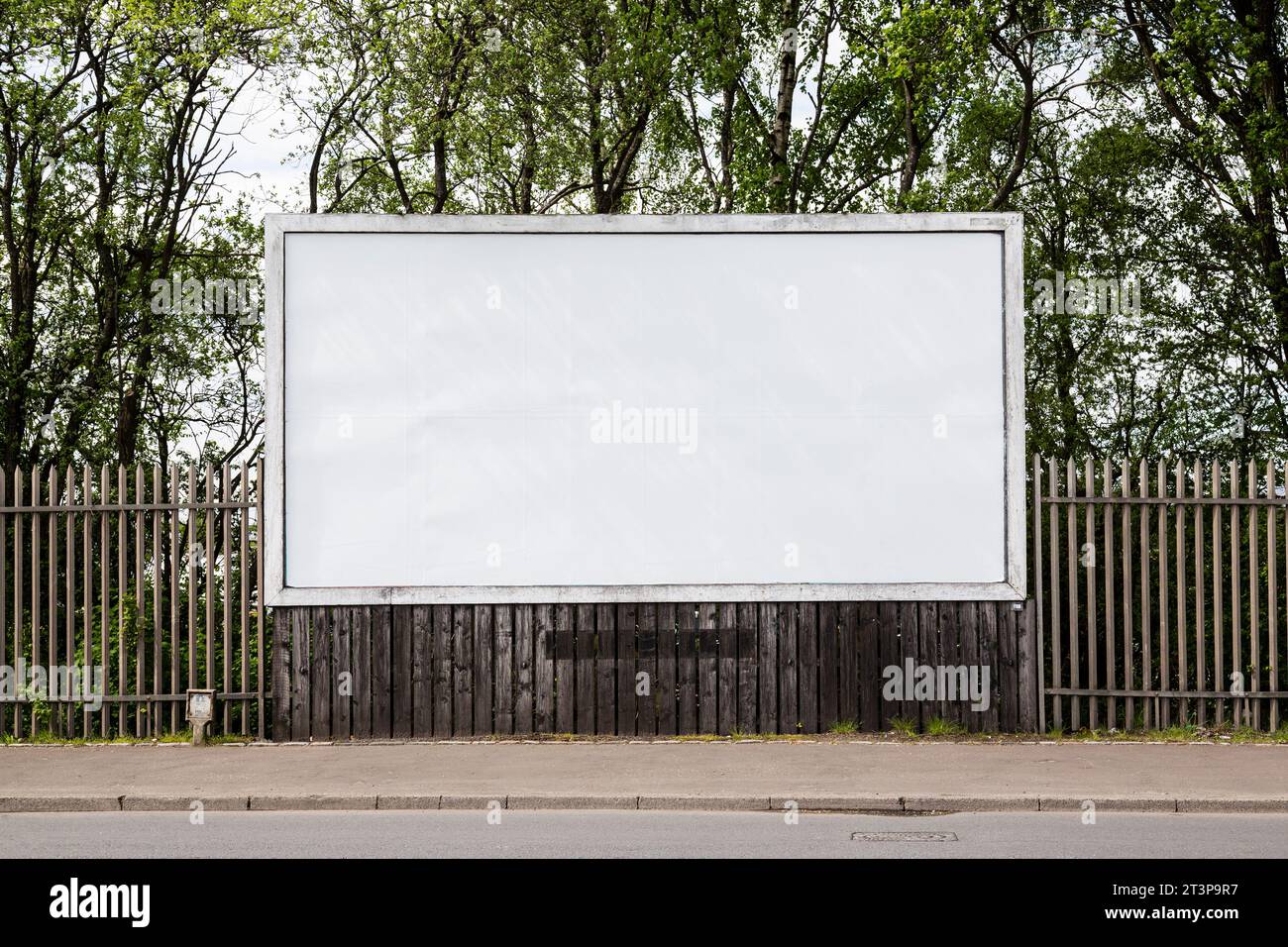Billboard billboards hoarding hoardings hi-res stock photography and ...
